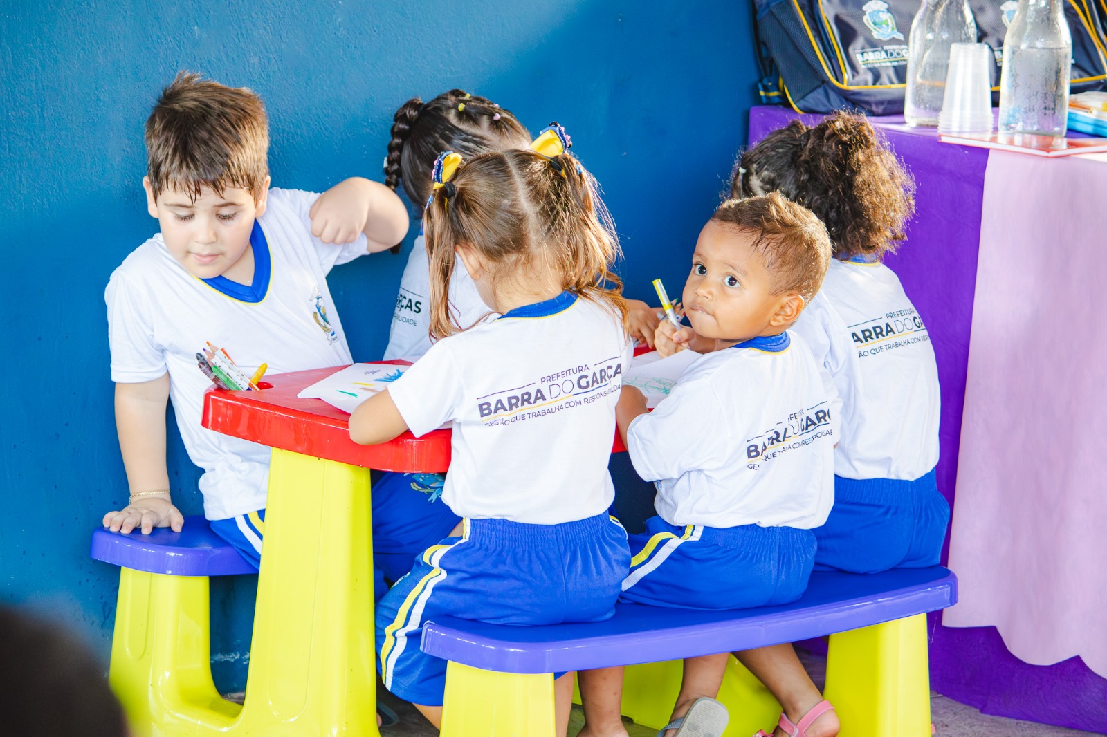 Kits escolares: Crianças dos centros municipais Izaurina Abreu e Padre ...