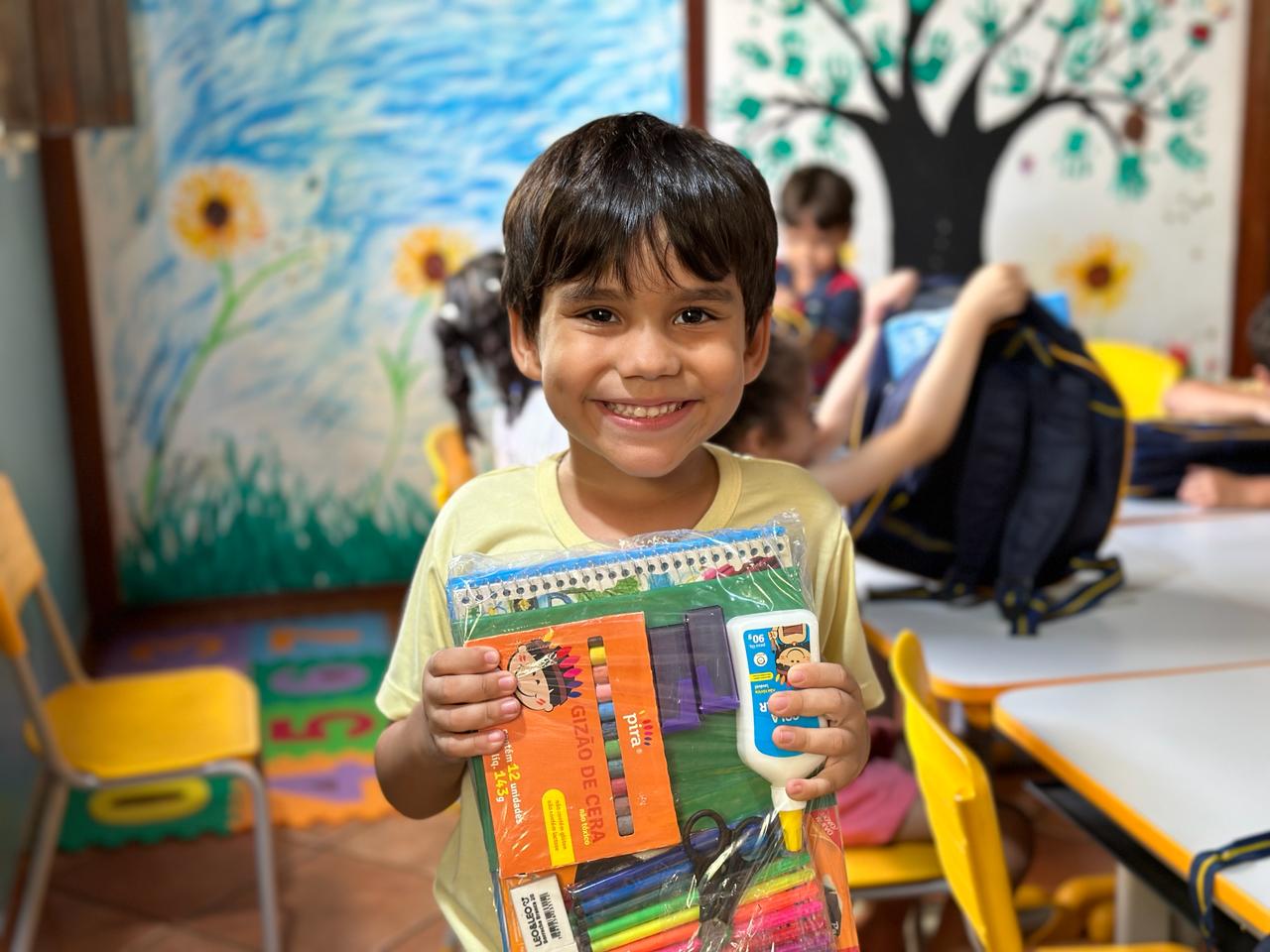 Kits escolares: Crianças dos centros municipais Izaurina Abreu e Padre ...