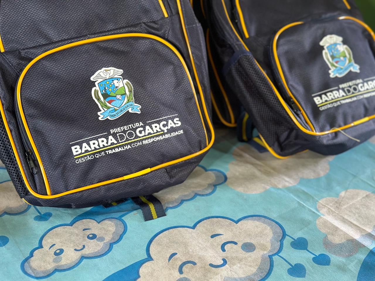 Kits escolares: Crianças dos centros municipais Izaurina Abreu e Padre ...
